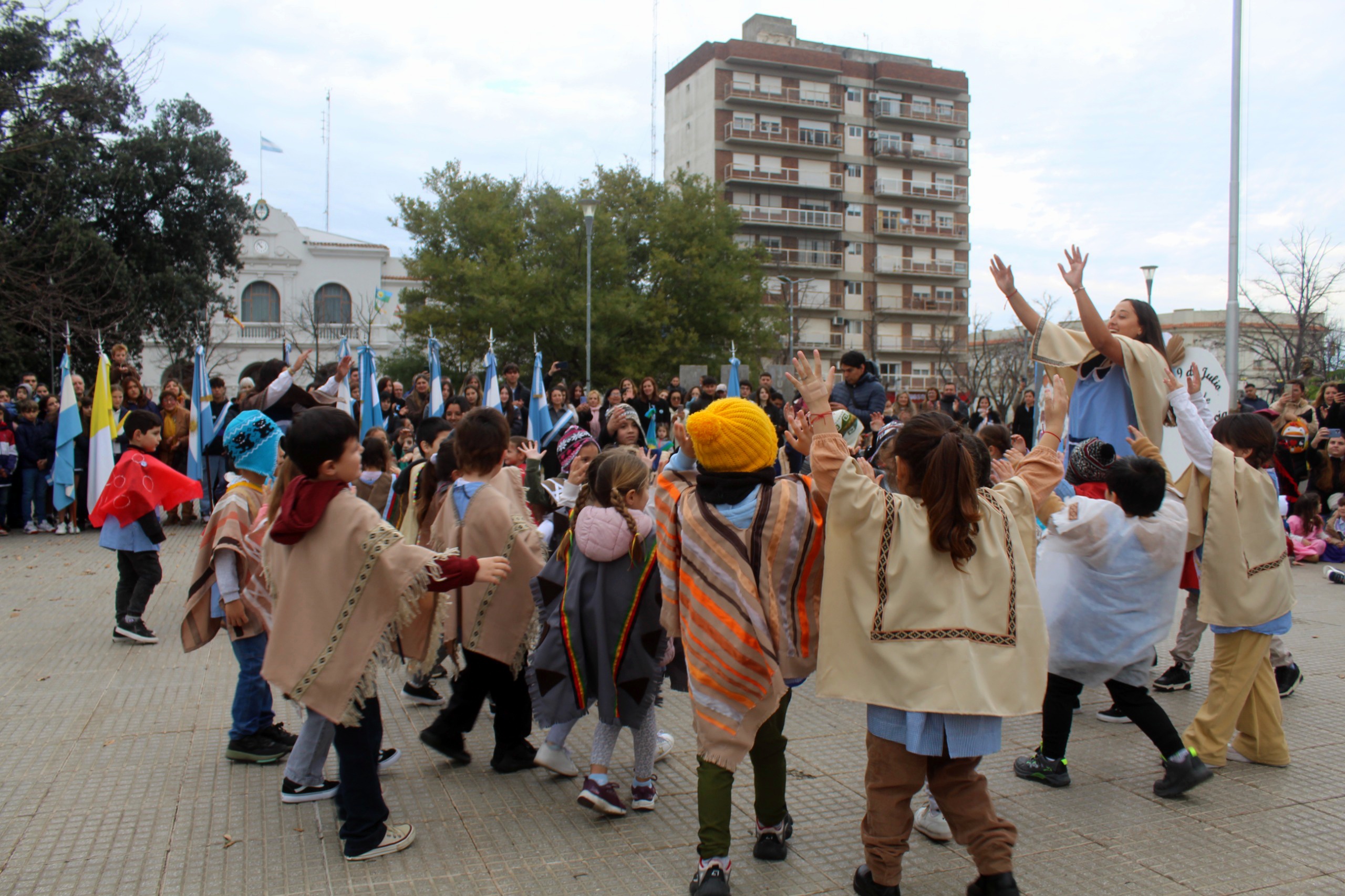 El día de la Independencia se conmemoró con un emotivo acto en Plaza ...